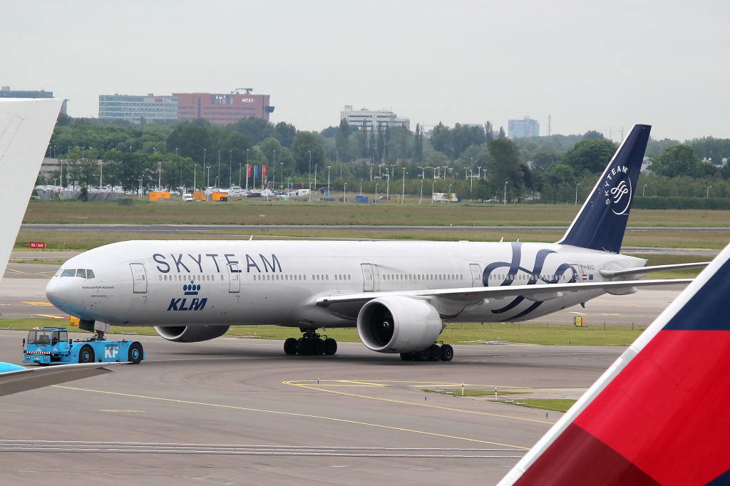 Orion's Aviation: Boeing 777 operators @ AMS