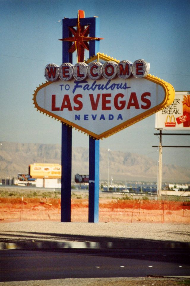 50 Fascinating Photos of Las Vegas in the Beginning of the Megaresort ...