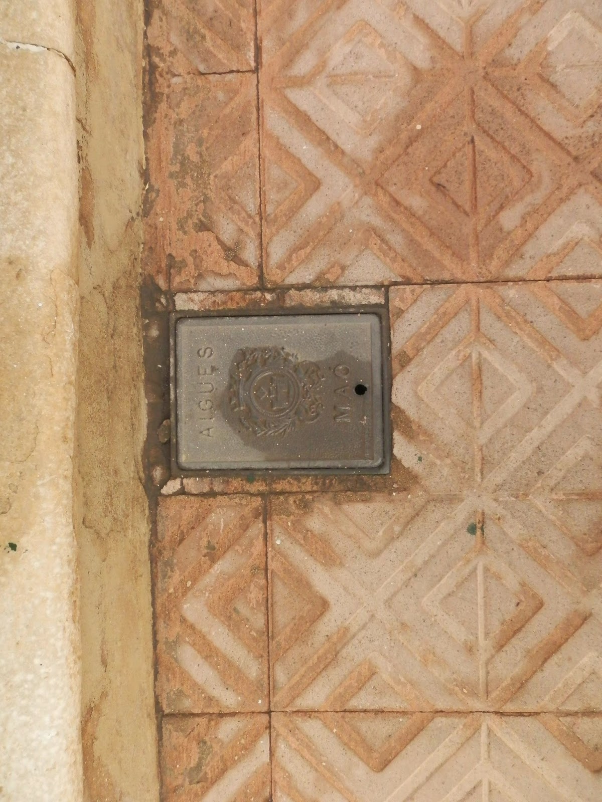 ALCANTARILLAS y tapas (manhole cover, vamos, para entendernos): Mahón