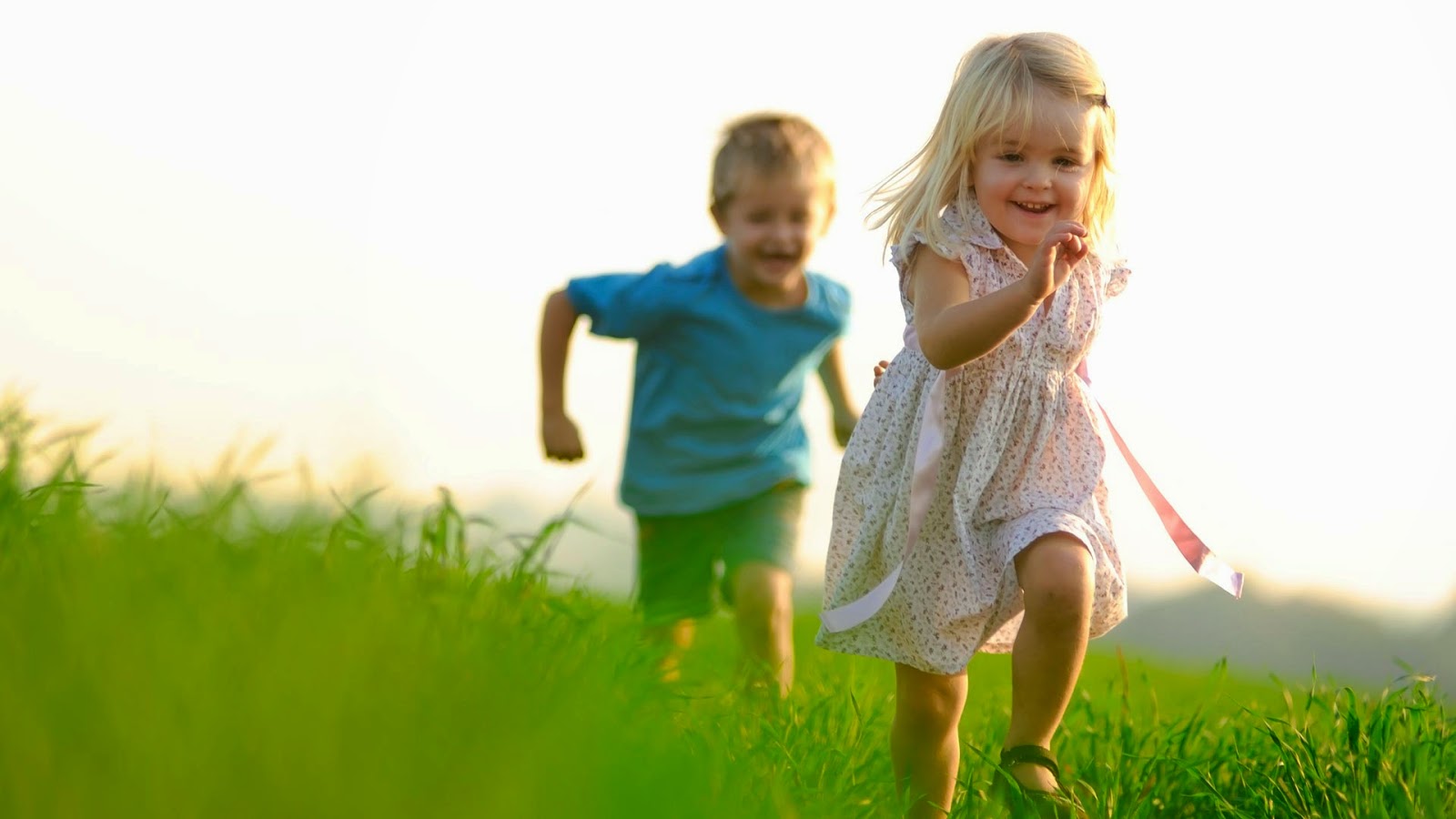 HD Wallpapers: kids chasing