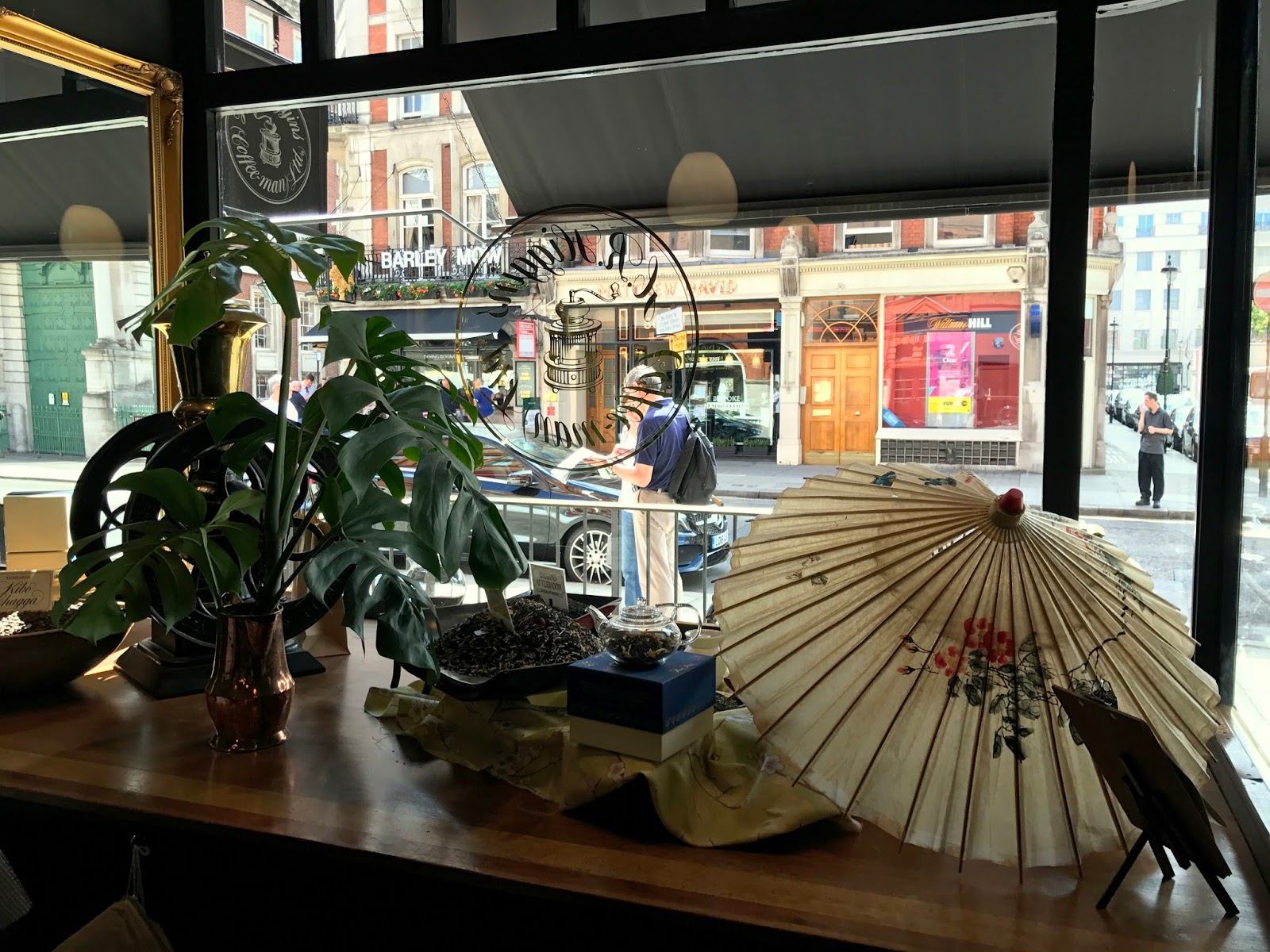 Double Skinny Macchiato: The Caffeine Chronicles: H.R. Higgins (Coffee-Man)