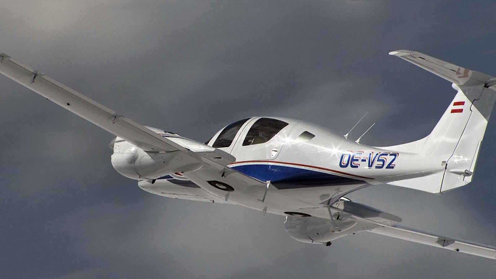 nhungdoicanh: Diamond DA-52