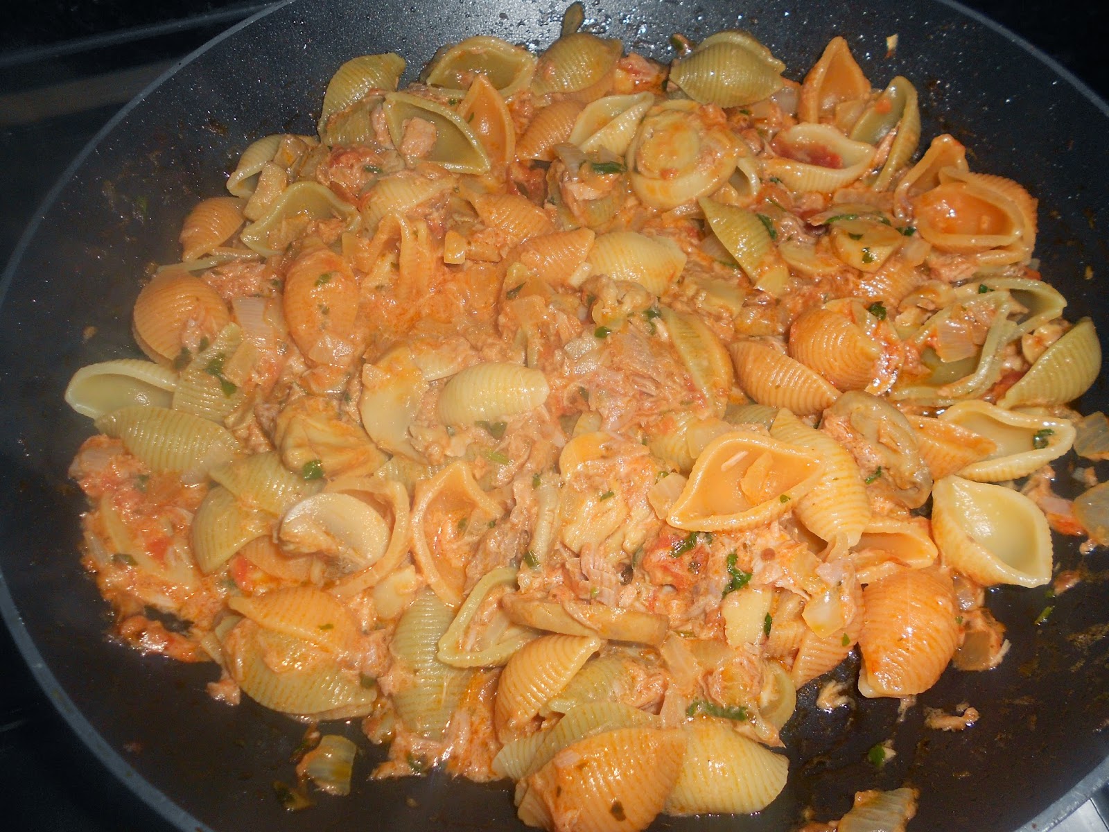 O Cantinho Da Vanessa: Massa De Atum Com Tomate E Basílico!