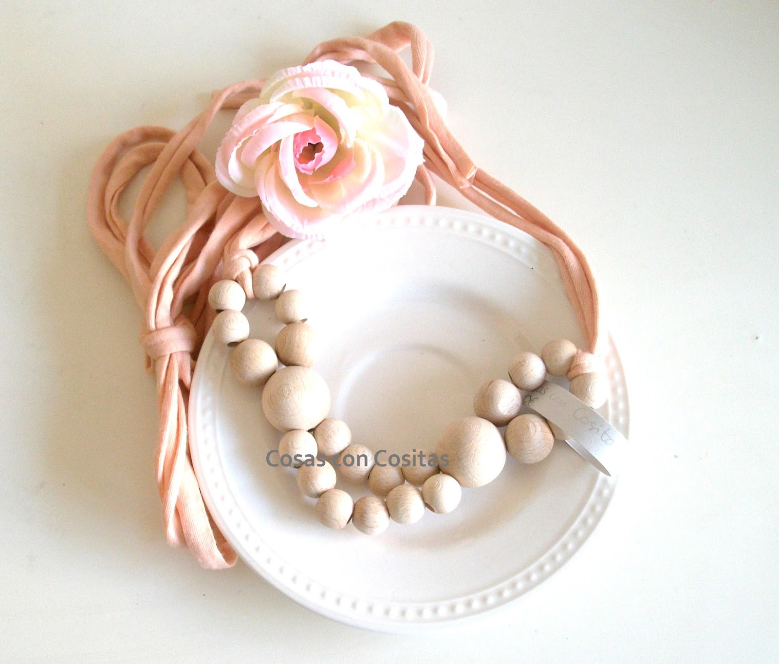 Cosas con Cositas: Collar rosa palido con bolitas de madera natural