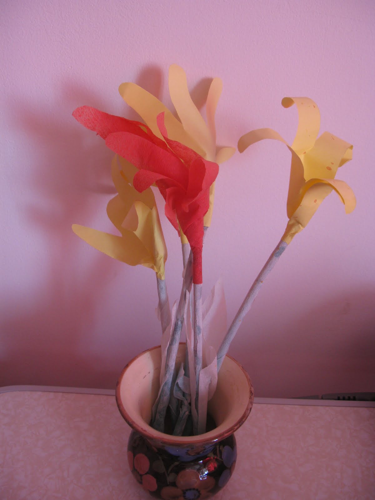 Aripi de curcubeu: Floare din contur mana