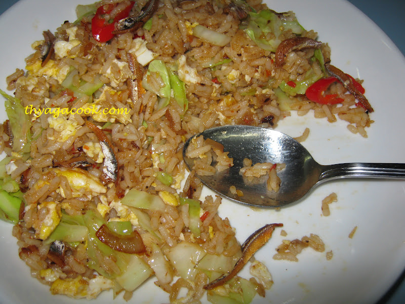 KARI LEAFS ... Malaysian flavour's: ANCHOVIES FRIED RICE