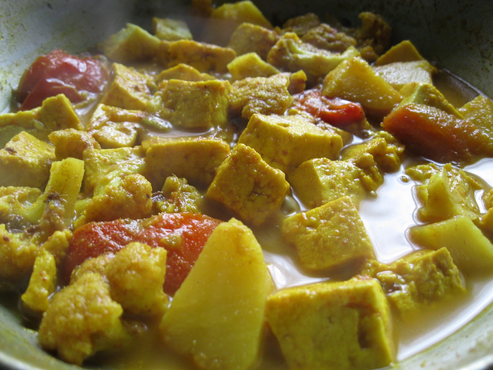 FOOD STATION: Chhana-Fulkopir Jhol (Paneer and Cauliflower Sabzi)