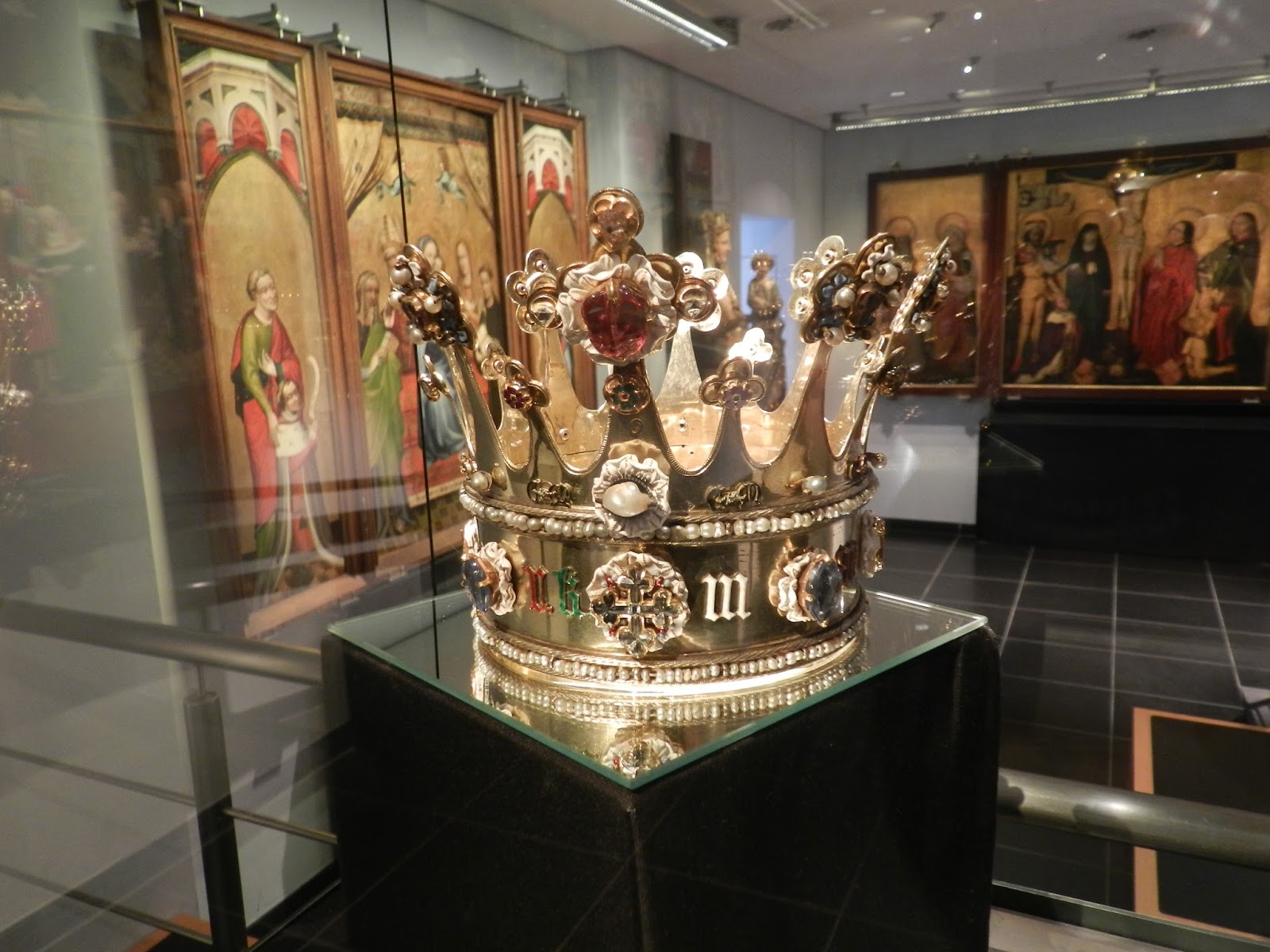Crown of Margaret of York, made in London before 1461 [3538x2734] : r ...