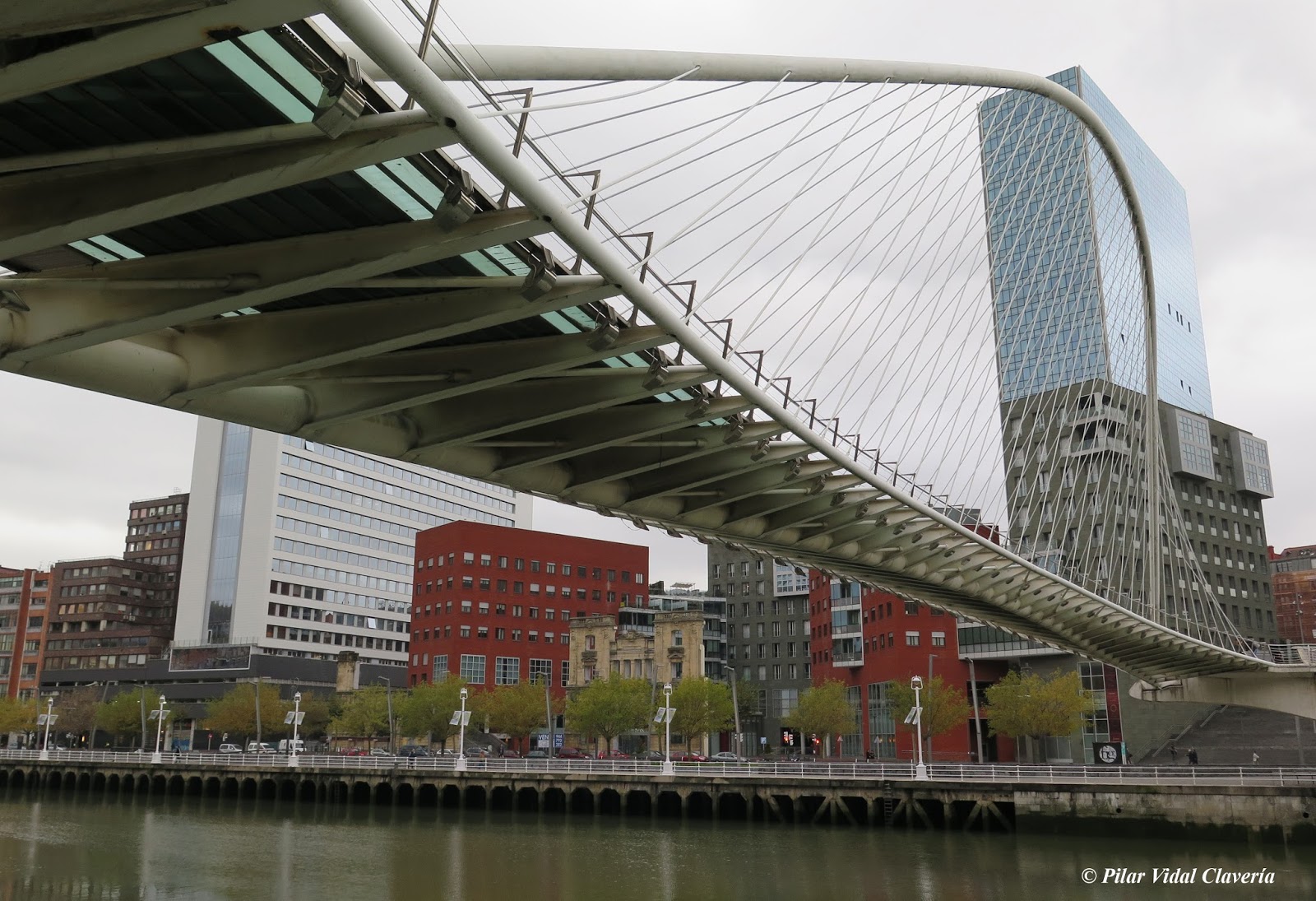 Puente Zubizuri en la ría de Bilbao