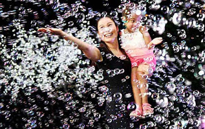 Angélica Italia: Ana Yang Gazillion Bubble Show