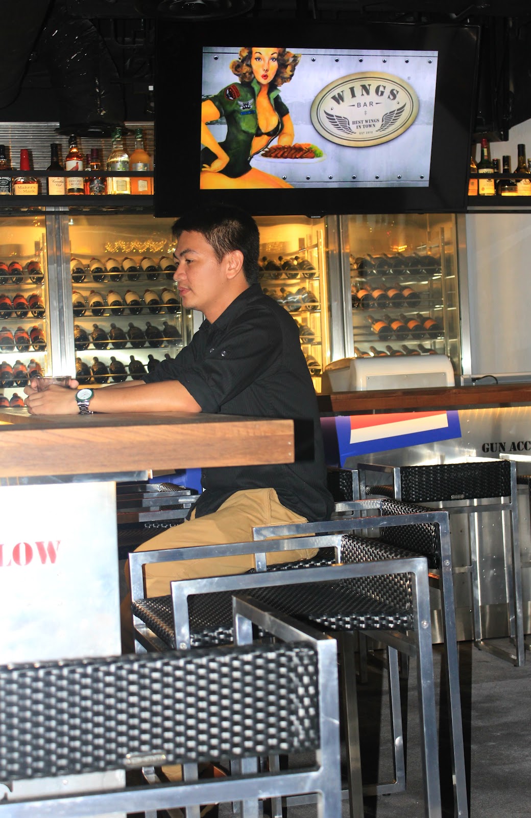 BIG LIFE SPENDER: WINGS BAR - THE BEST WINGS IN TOWN!