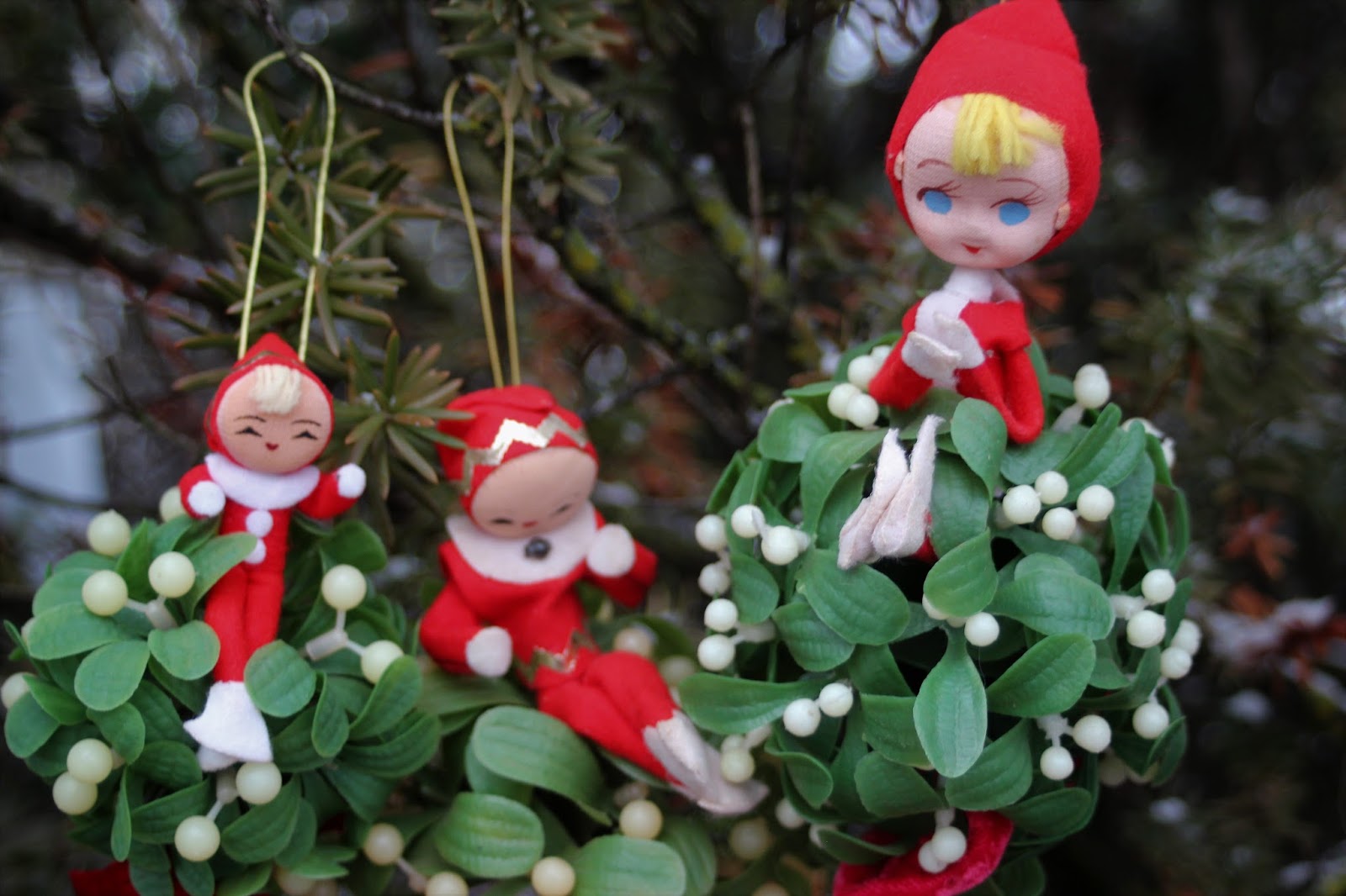 PLANET OF THE DOLLS: Doll-A-Day 2017 #362: Mistletoe Pose Dolls