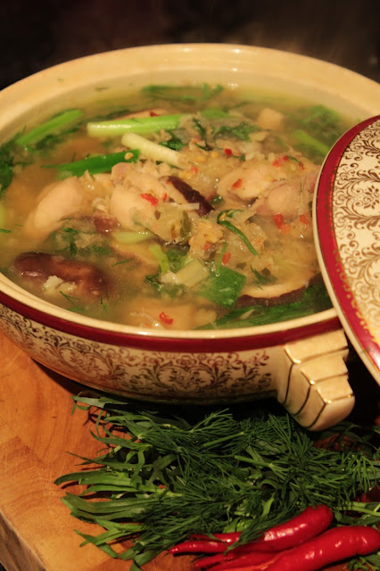 I Wish I Was in Thailand: Gaeng Om Gai (Herbal Chicken Curry)