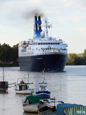 Cruceros en Sevilla: Quest for Adventure passing by Coria del Rio