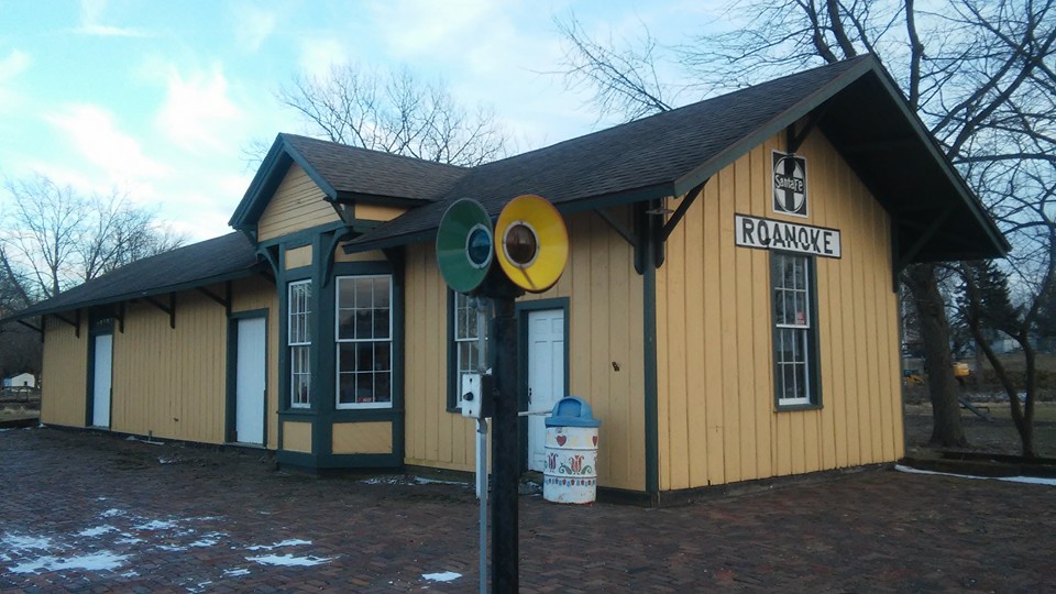 Towns and Nature: Roanoke, IL: Santa Fe Depot