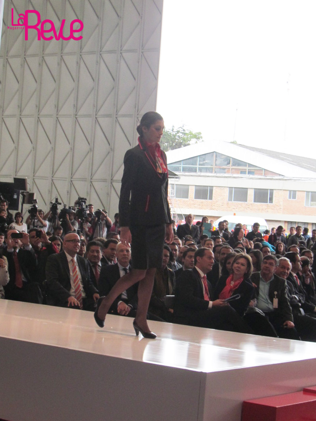 HISTORIA Y EVOLUCION DE AVIANCA: UNIFORMES DE AVIANCA