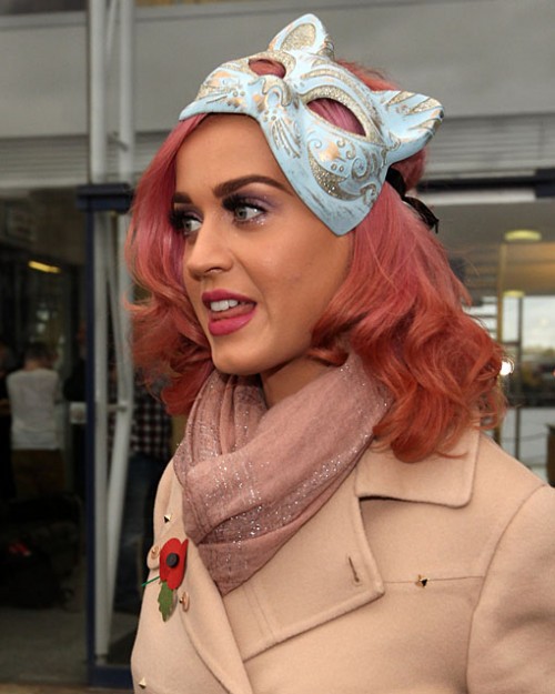 All Movie, Music: Katy Perry’s Halloween Kitty Cat Mask (PHOTOS)