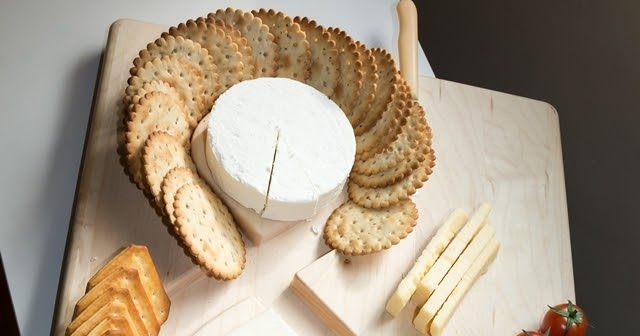 CUT and DRY : Cheese & Crackers Serving Board with Appeal