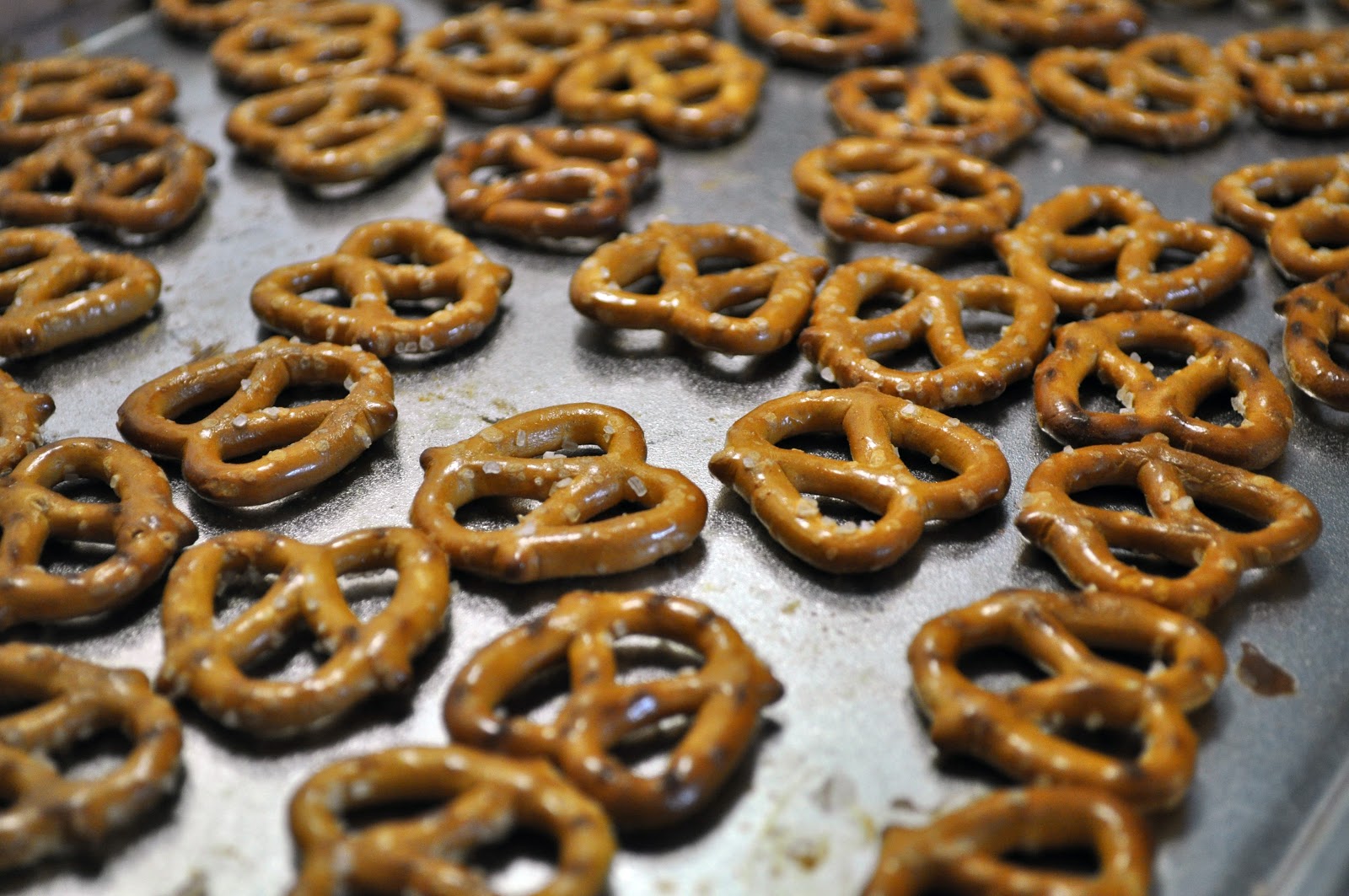 All Kinds of Yumm: M&M Pretzel Kisses