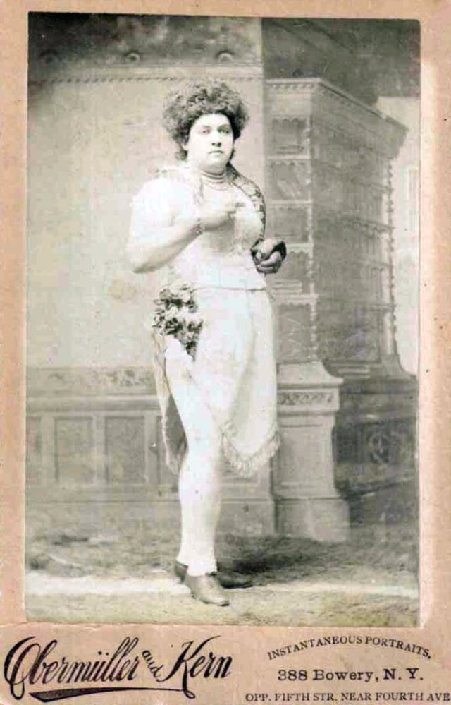 33 Amazing Vintage Photos of Female Circus Snake Charmers From the ...