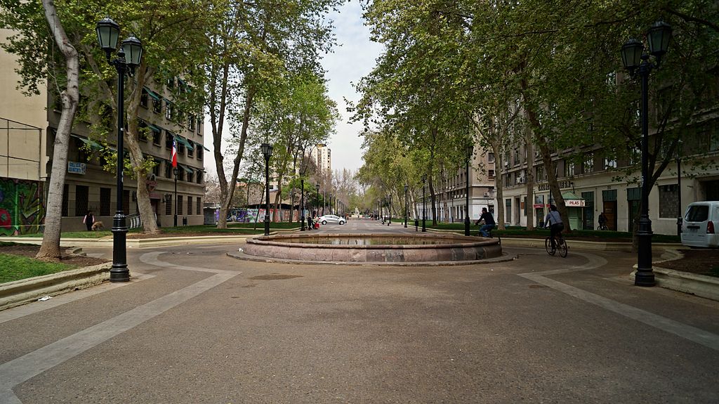 Los bulevar; un ejemplo: Paseo Bulnes de Santiago.-a