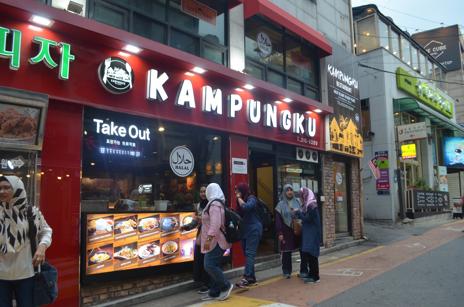 Makan Malam di Restoran Kampungku Malaysia ( Restaurant Malay Muslim ...