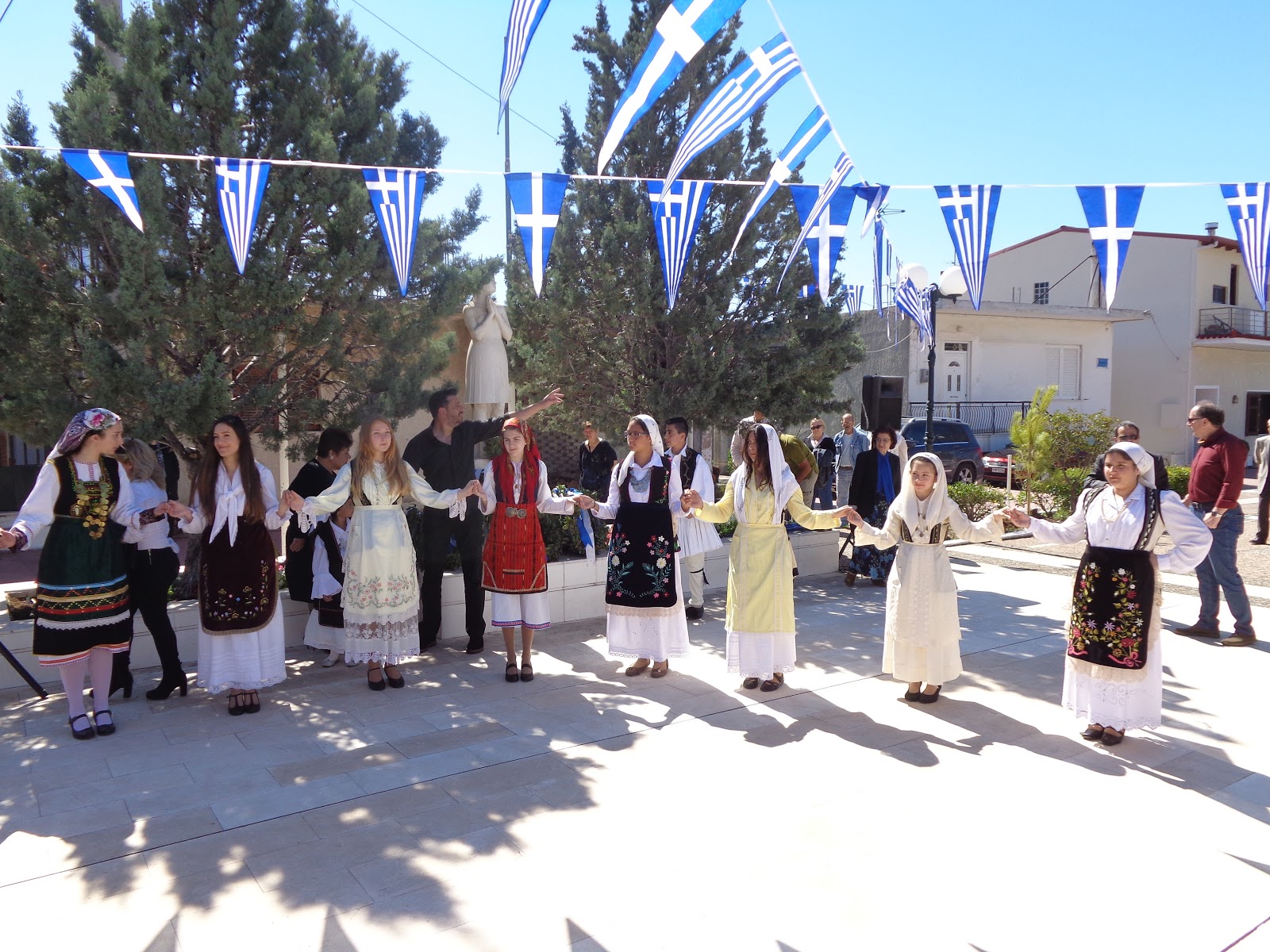 Karapanagos : ΠΑΡΑΔΟΣΙΑΚΟΙ ΧΟΡΟΙ ΠΑΙΔΙΩΝ ΓΥΜΝΑΣΙΟΥ ΠΕΡΑΧΩΡΑΣ ΓΙΑ ΤΟΝ ...