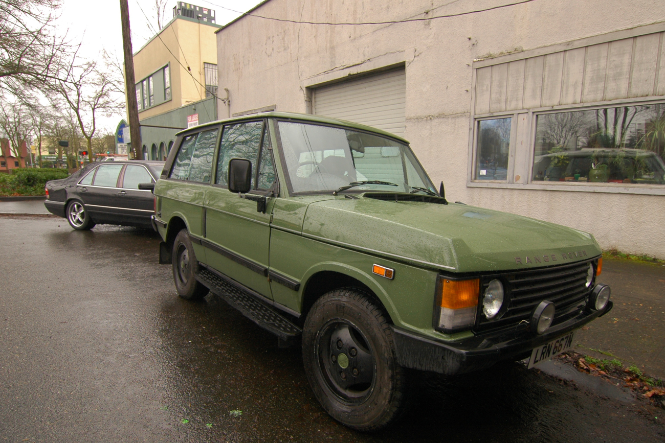 OLD PARKED CARS.: 1974 Land Rover Range Rover Classic TDI.