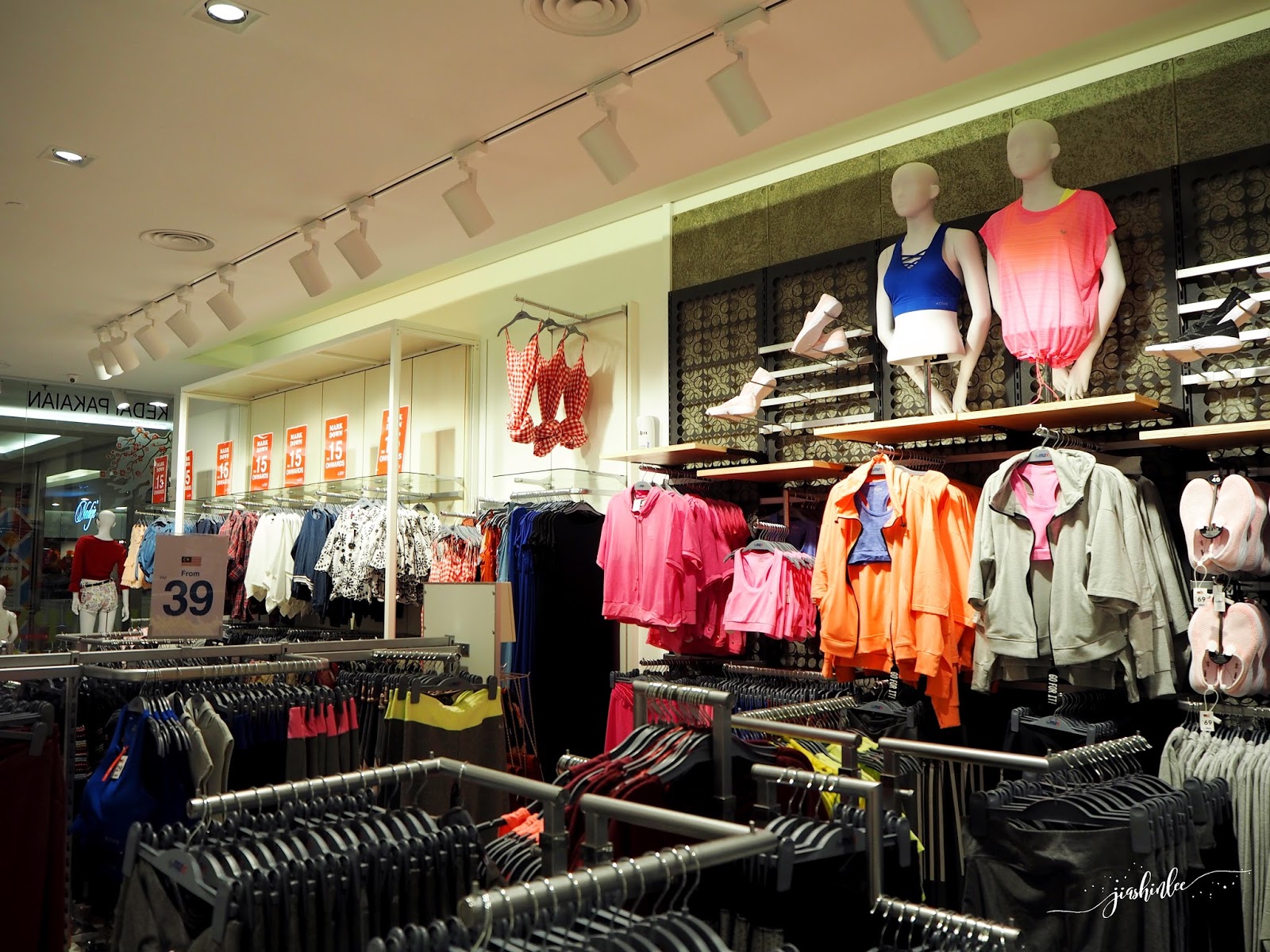 Max Fashion Malaysia launch of its fourth and flagship store in 1 Utama ...