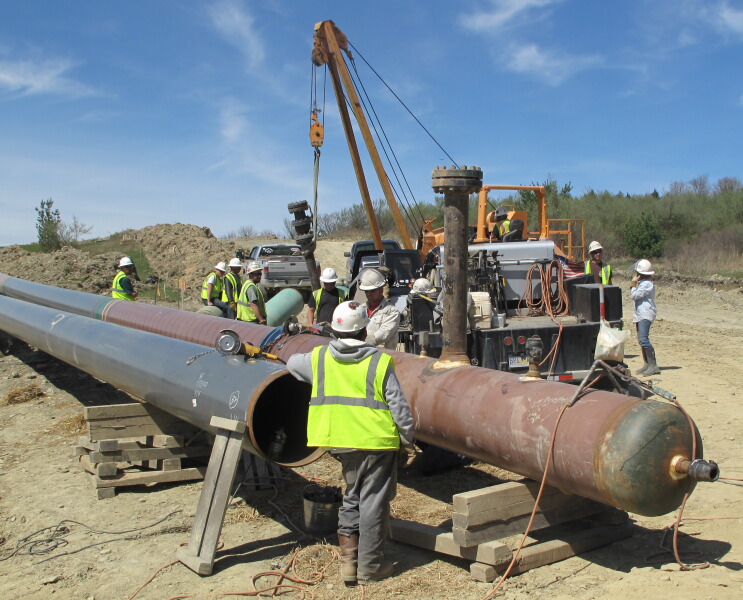 Construction workers unblock explosive pipe : r/ThatsInsane