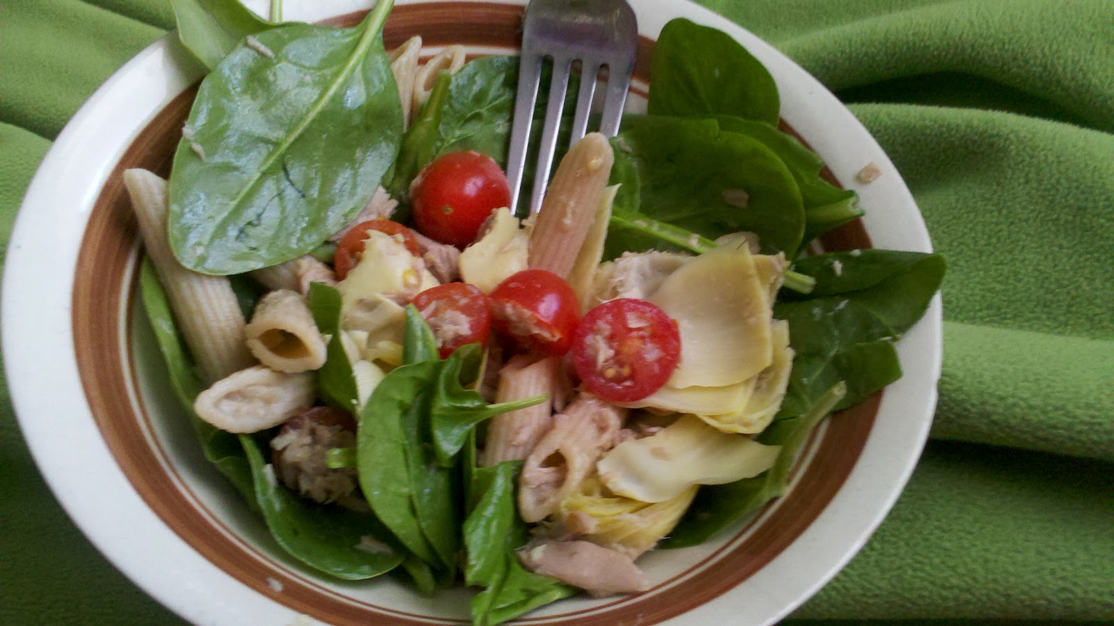 Girl Me Too!: Tasty Tuesdays: Spinach, Tuna and Artichoke Salad