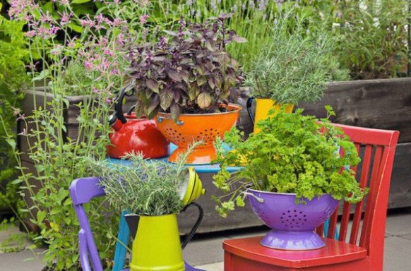 50 Kreasi Unik Pot Tanaman Hias di Taman - Rumahku Unik