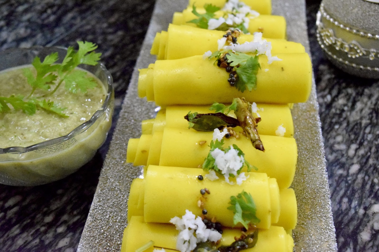 Poorni's Cookbook: Khandvi/ Dahivadi/ Khaandvi/ DahiWadi ~~Gujarati Recipes