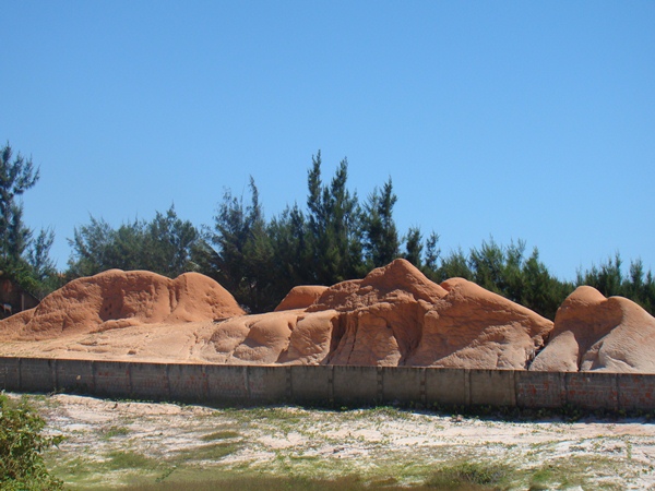 o que restou da falésia esta cercada , tornou-se propriedade particular ...