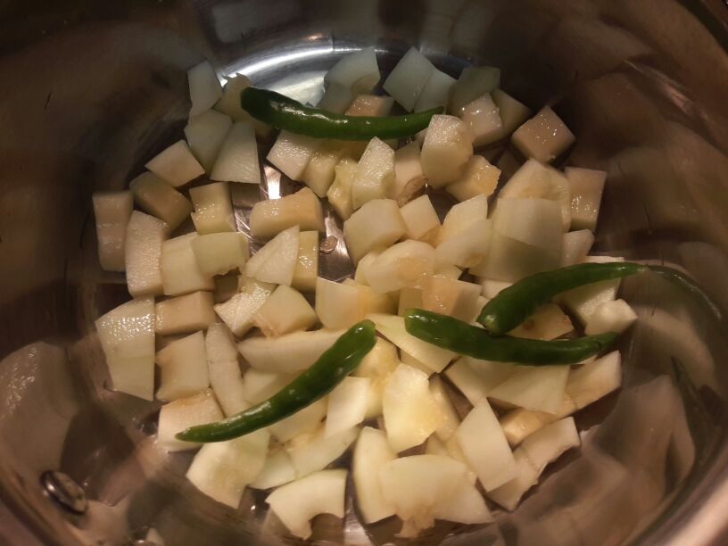 കഞ്ഞീം കറീം ....: Vellarikka Pulissery / Vellarikka Moru Curry Recipe