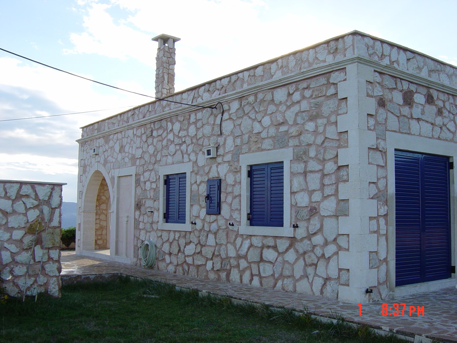 ΚΤΙΣΜA (ΕΛΛΗΝΙΚΑ): ΠΕΤΡΙΝΗ ΜΟΝΟΚΑΤΟΙΚΙΑ - ΧΑΜΕΖΙ ΣΗΤΕΙΑΣ