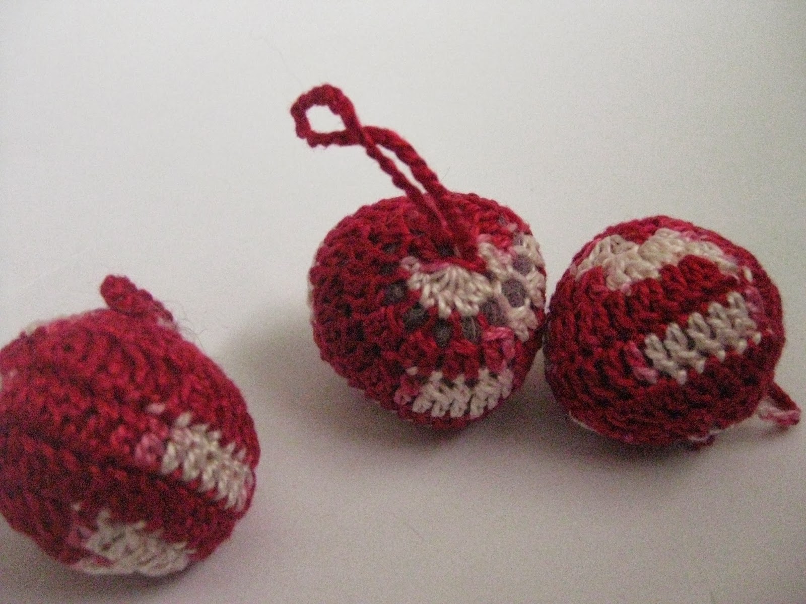 CraftyRie: Free Pattern: Easy Peasy Crochet Balls or Baubles