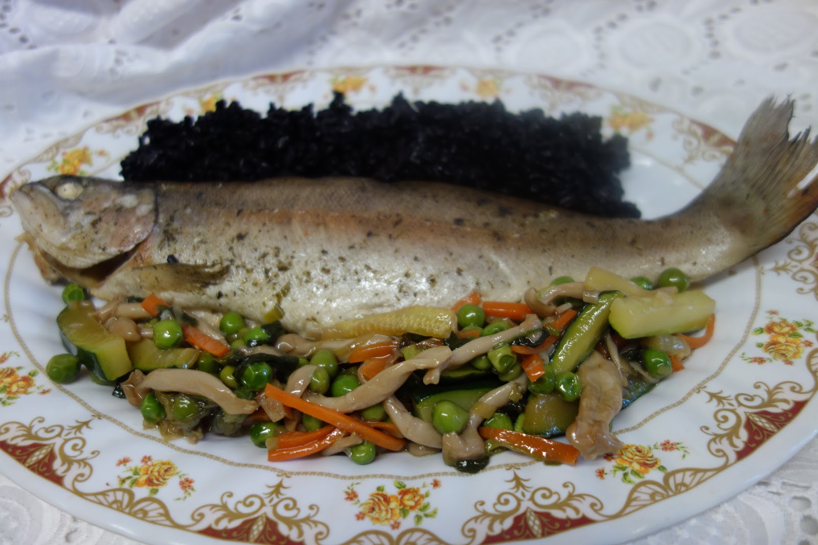 Lup de mare cu legume si orez negru