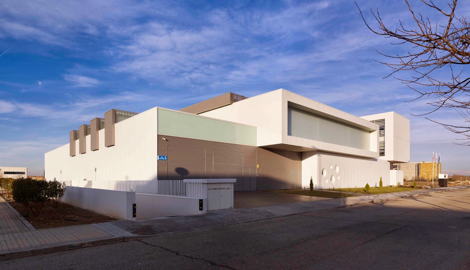 EDUARDO FERNANDEZ ARQUITECTO: EDIFICIO DE LABORATORIOS EN ALCALÁ DE HENARES