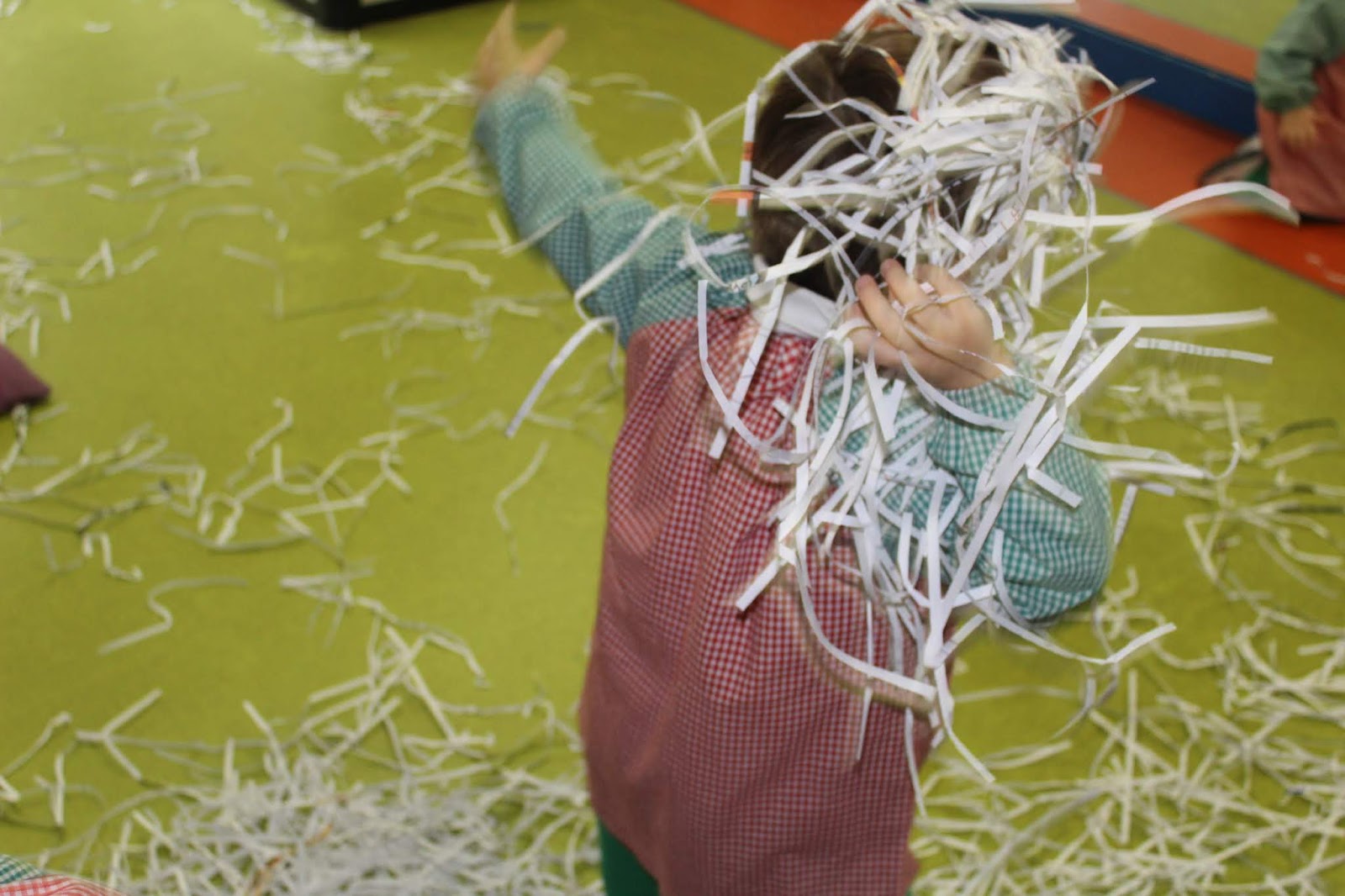 Gresol Kids: Shredded paper activity - "I am a little snowman"