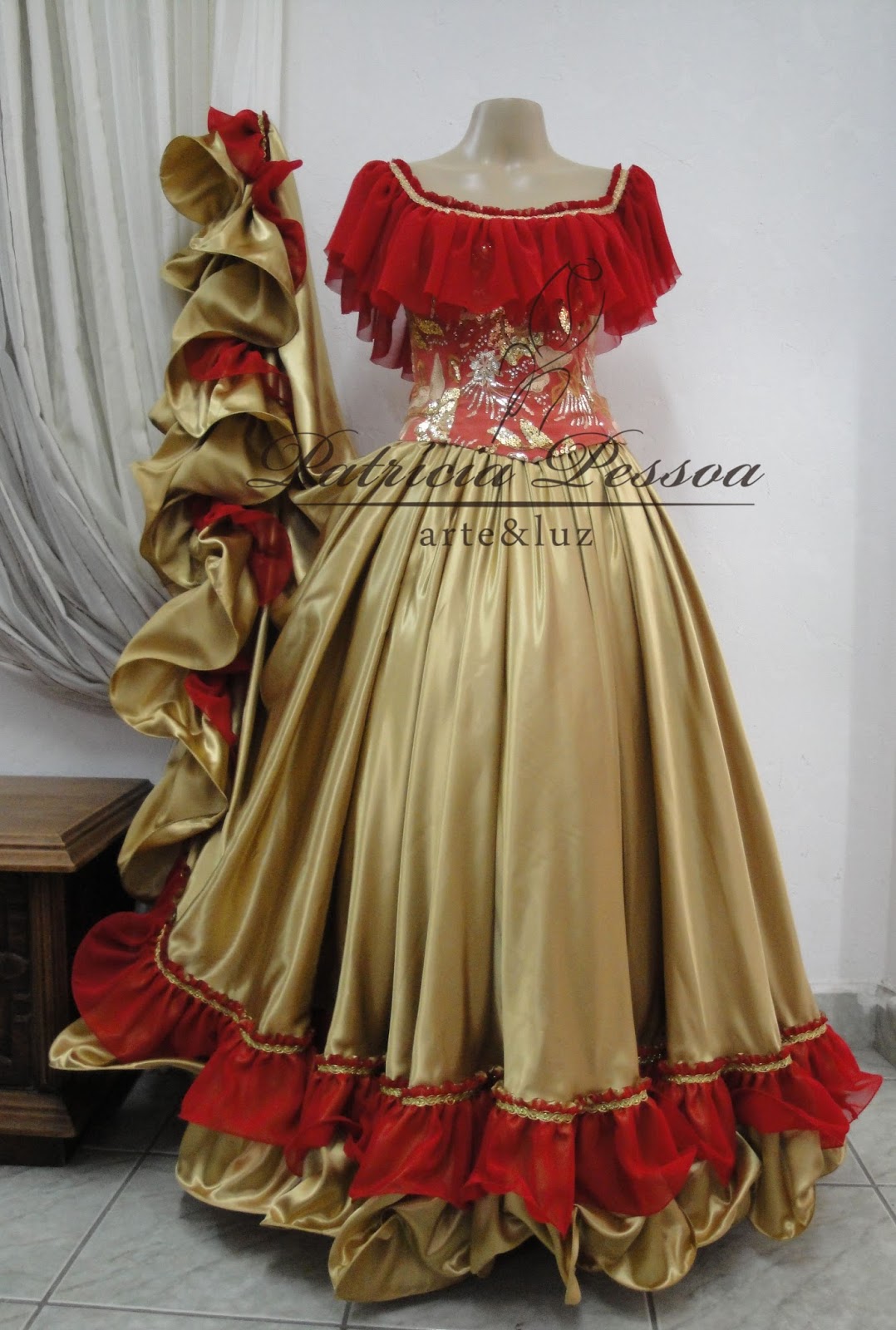 Atelier Patricia Pessoa: Roupa Cigana - em Vermelho e Dourado (cód.03047)