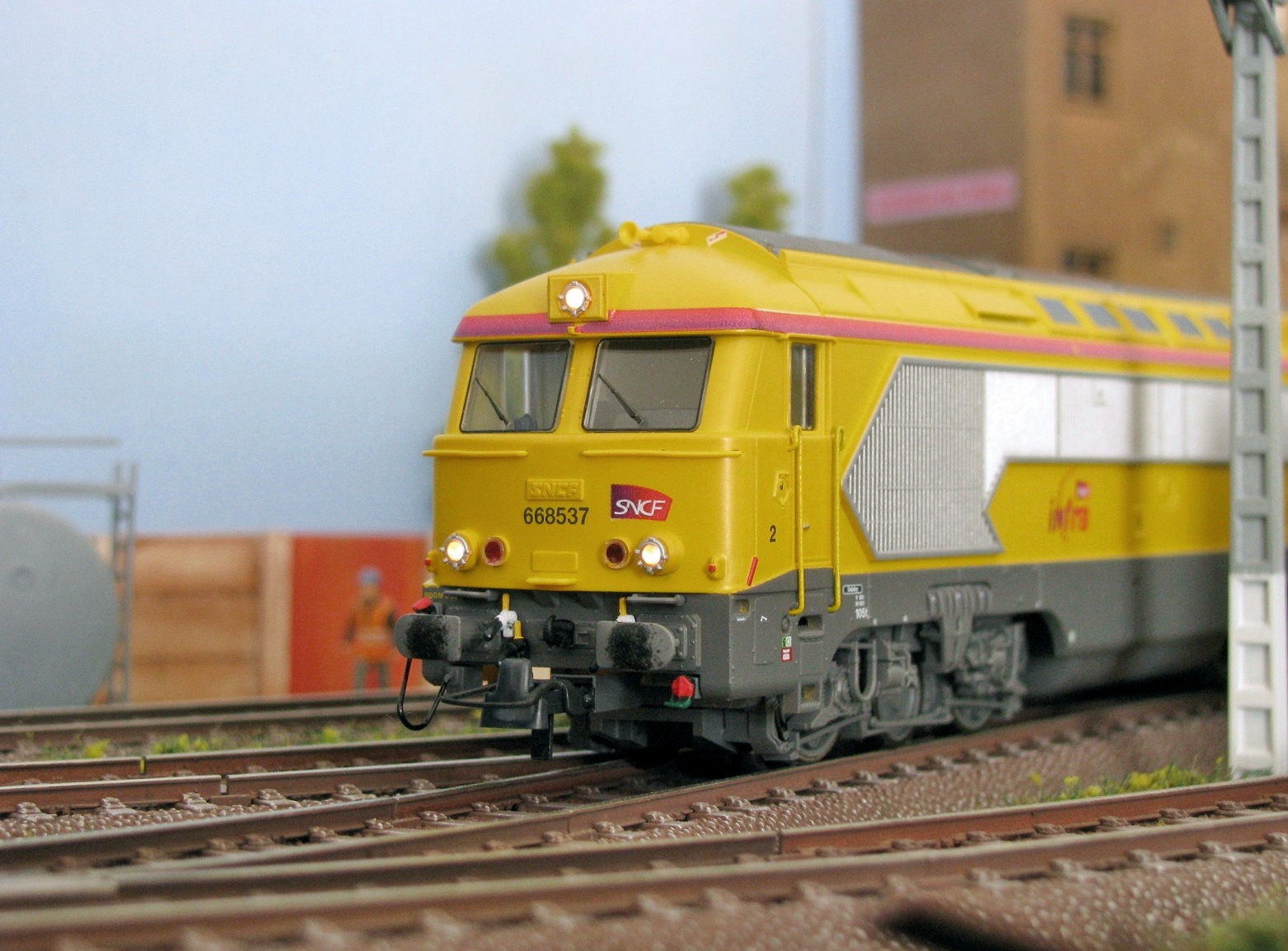 Voie de Débord: Locomotive : A1A A1A 668537 en livrée INFRA.