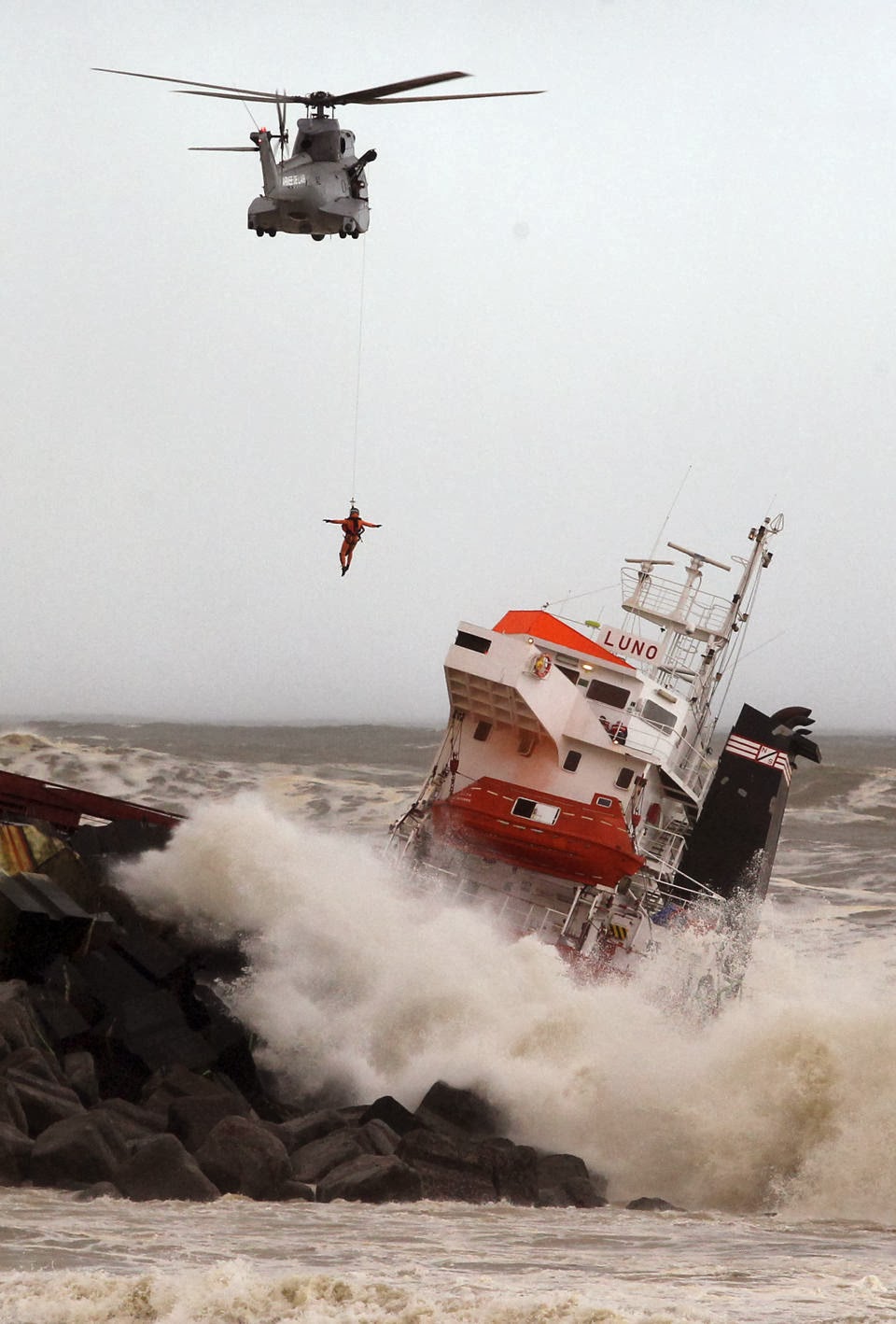 News-Portal Nigeria: [PHOTOS] SPANISH CARGO SHIP BROKE IN TWO AFTER ...