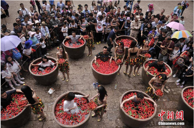 Welcome to Olamama's blog!!!: Pics: Pepper eating contest in Lijiang, China