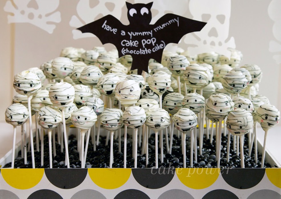 Yummy Mummy Halloween Cake Pops