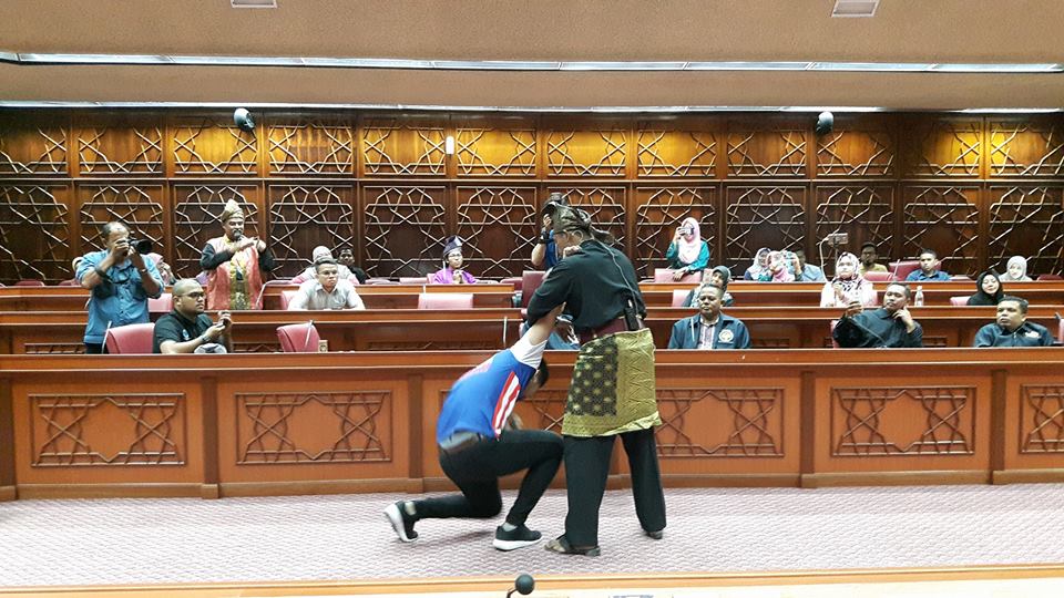 CATATAN SI MERAH SILU: Mengangkat ilmu persilatan menjadi bahan rujukan ...