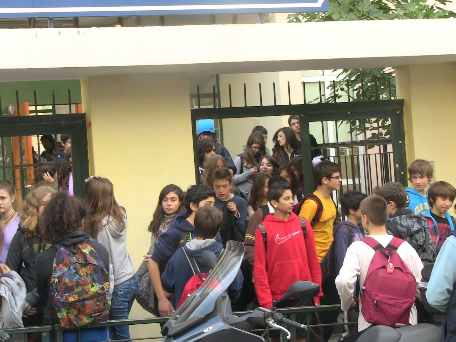 AΝΕΞΑΡΤΗΤΟΣ-ΔΙΠΛΩΜΑΤΙΚΟΣ ΠΑΡΑΤΗΡΗΤΗΣ: ΧΑΜΟΣ ΣΤΟ 1ο ΓΥΜΝΑΣΙΟ ΧΟΛΑΡΓΟΥ ...