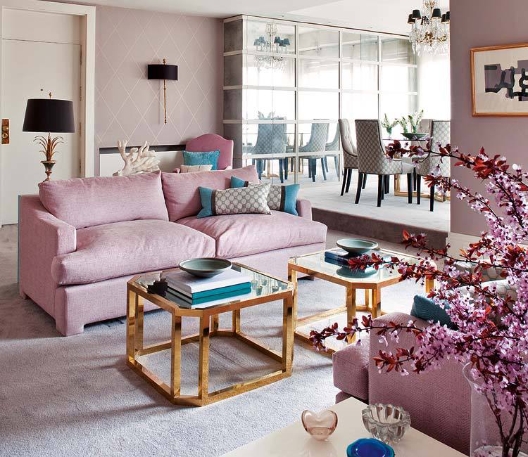 10 ideas para decorar el salón con un sofá rosa