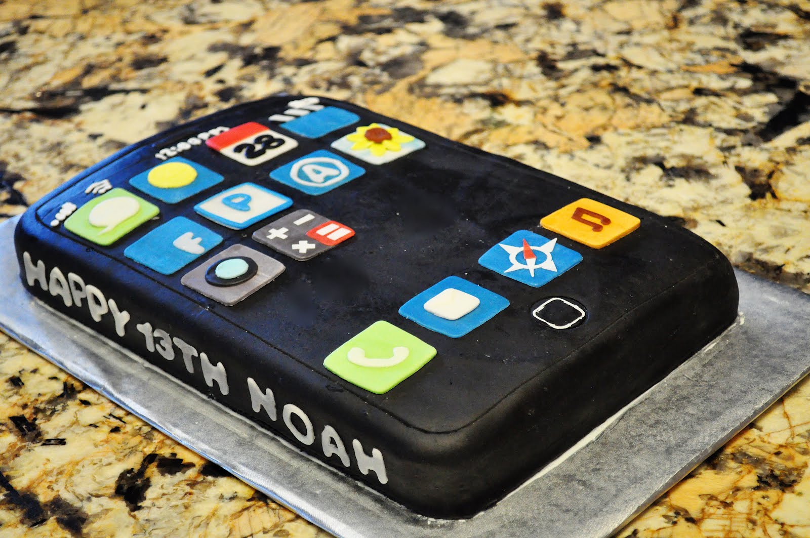 DoodlePie Cakes: iPhone cake