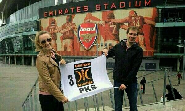 Bendera PKS berkibar di Allianz Arena markas Bayern Munchen | KASKUS